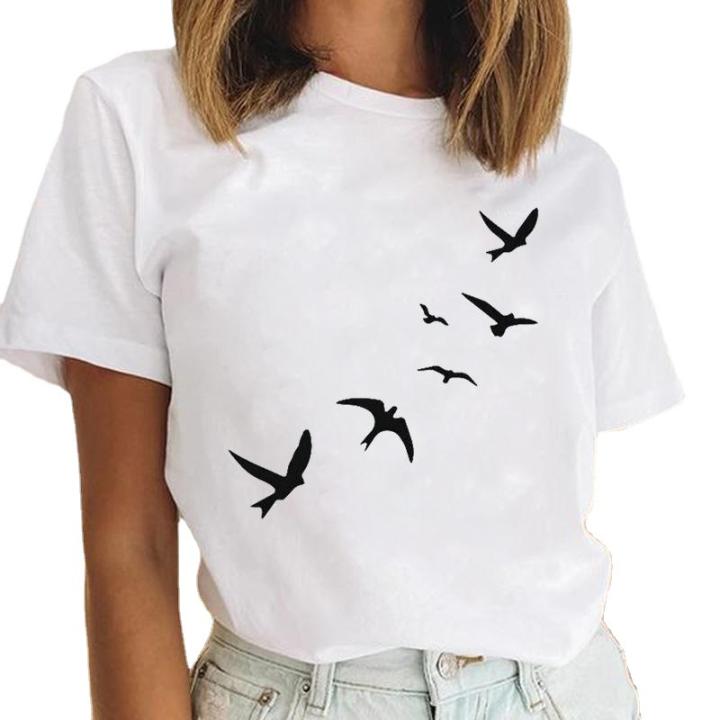 Camiseta blanca estampada con cuello redondo e imagen sencilla para ...
